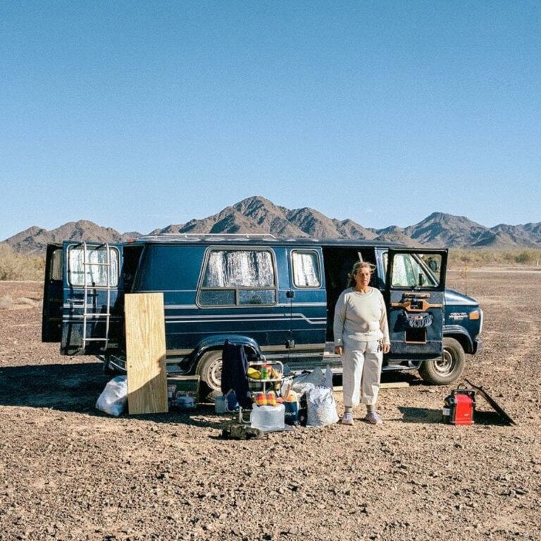 Intriguing Photo Series Capturing People Living Out Of Their RVs | FREEYORK