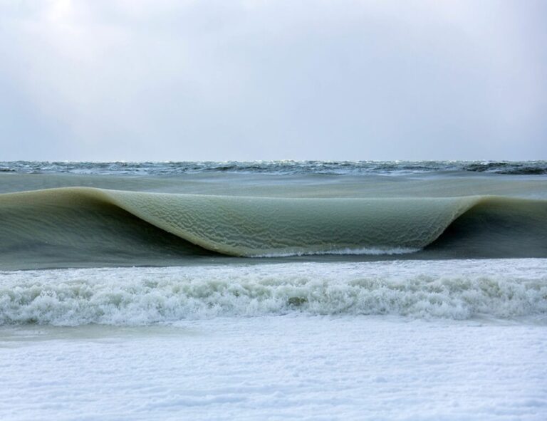 Photographer Captures Nearly Frozen Waves In Nantucket | FREEYORK