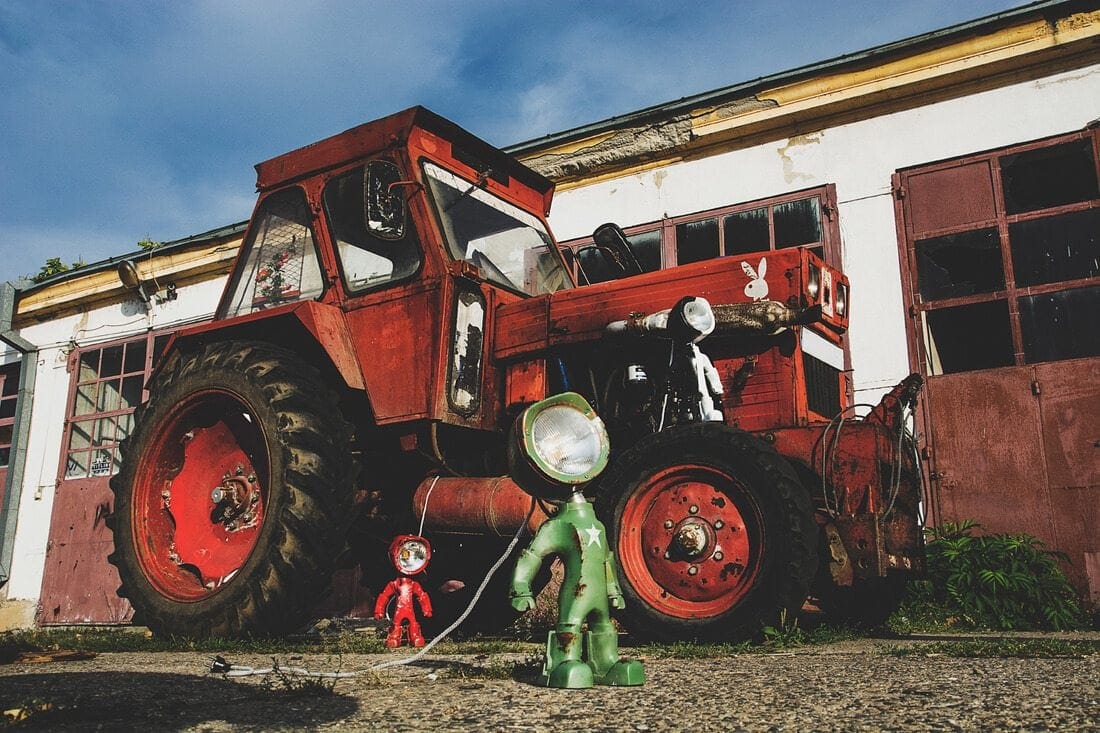 Little Robot Man 'Lampster' Combines Old Tractor Headlights With ...