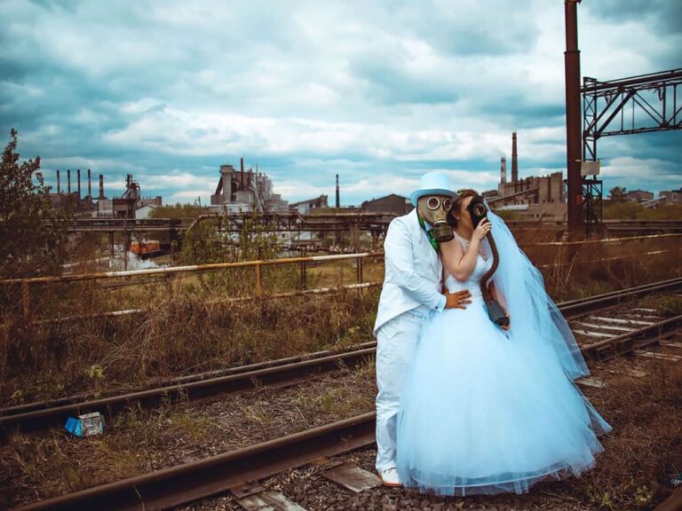 Russian Couple Wear Gas Masks During Their Wedding Photoshoot To Raise ...