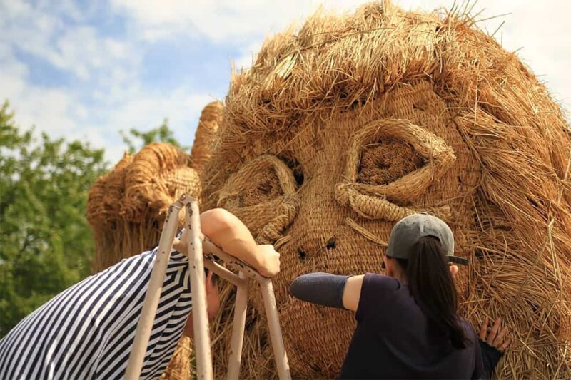 Japanese Artists Create Enormous Straw Sculptures In The Tradition Of ...