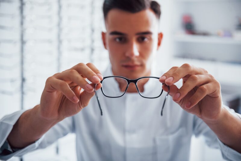 Do You Need Glasses? 5 Signs That You Might | FREEYORK