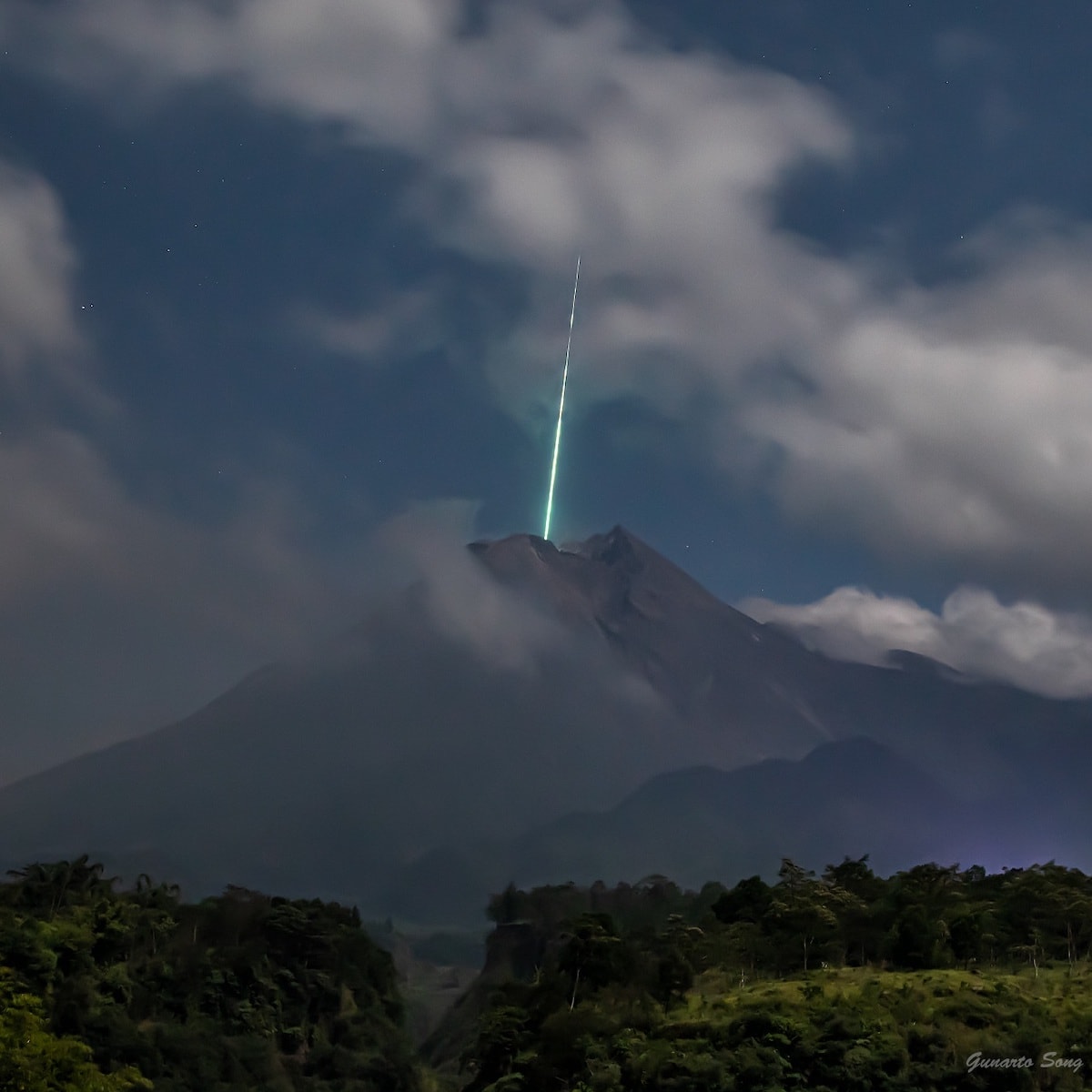 Photographer Captures Rare Eruption Moment Of Mount Merapi | FREEYORK