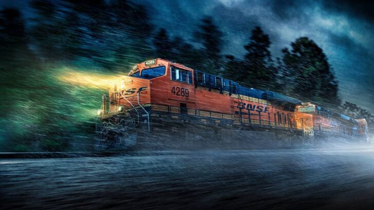 Surreal Portraits Of People In A Human Sized Fish Tank | FREEYORK