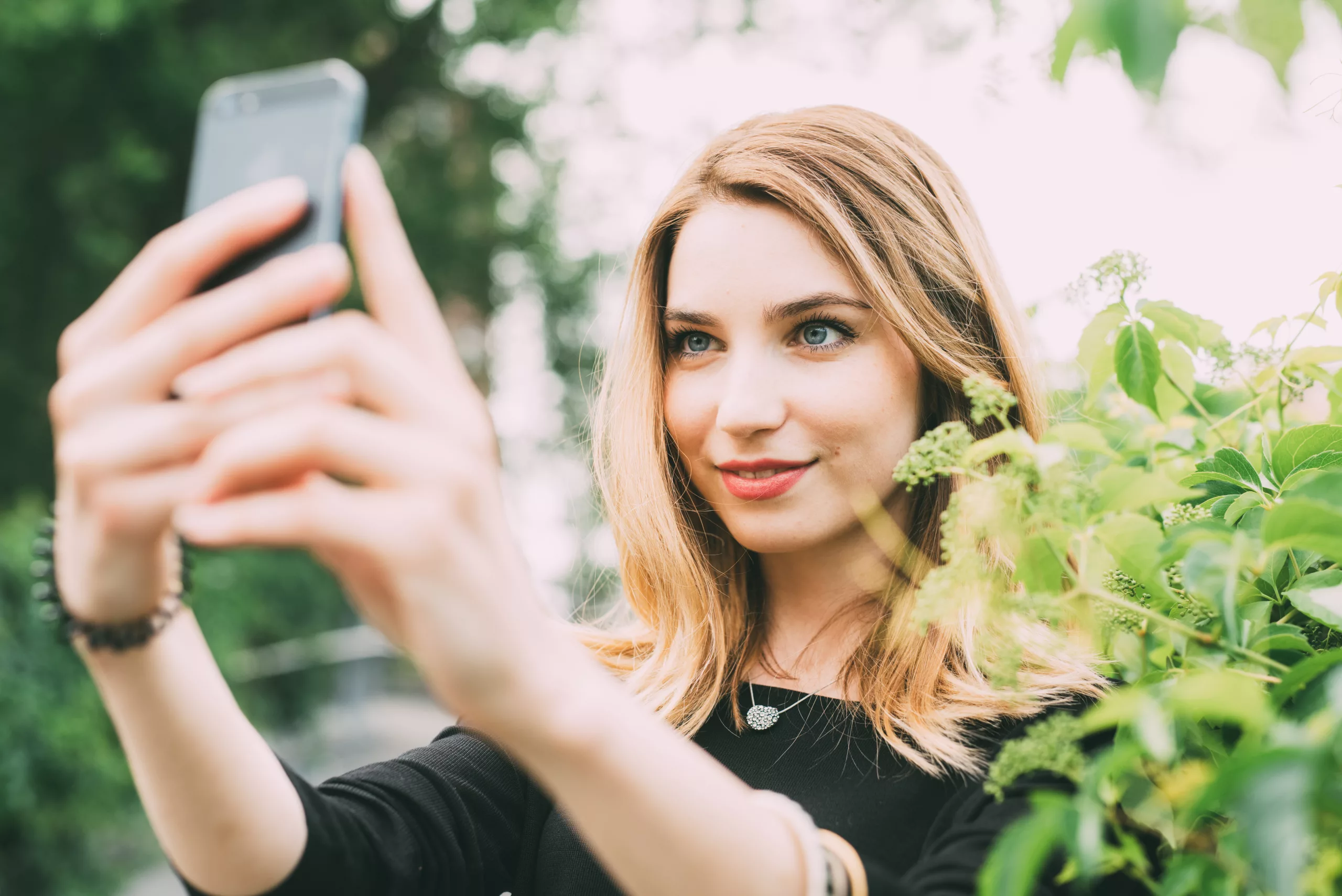 How To Take Good Selfies To Level Up Your Instagram Game! (5 Pro-Tips ...